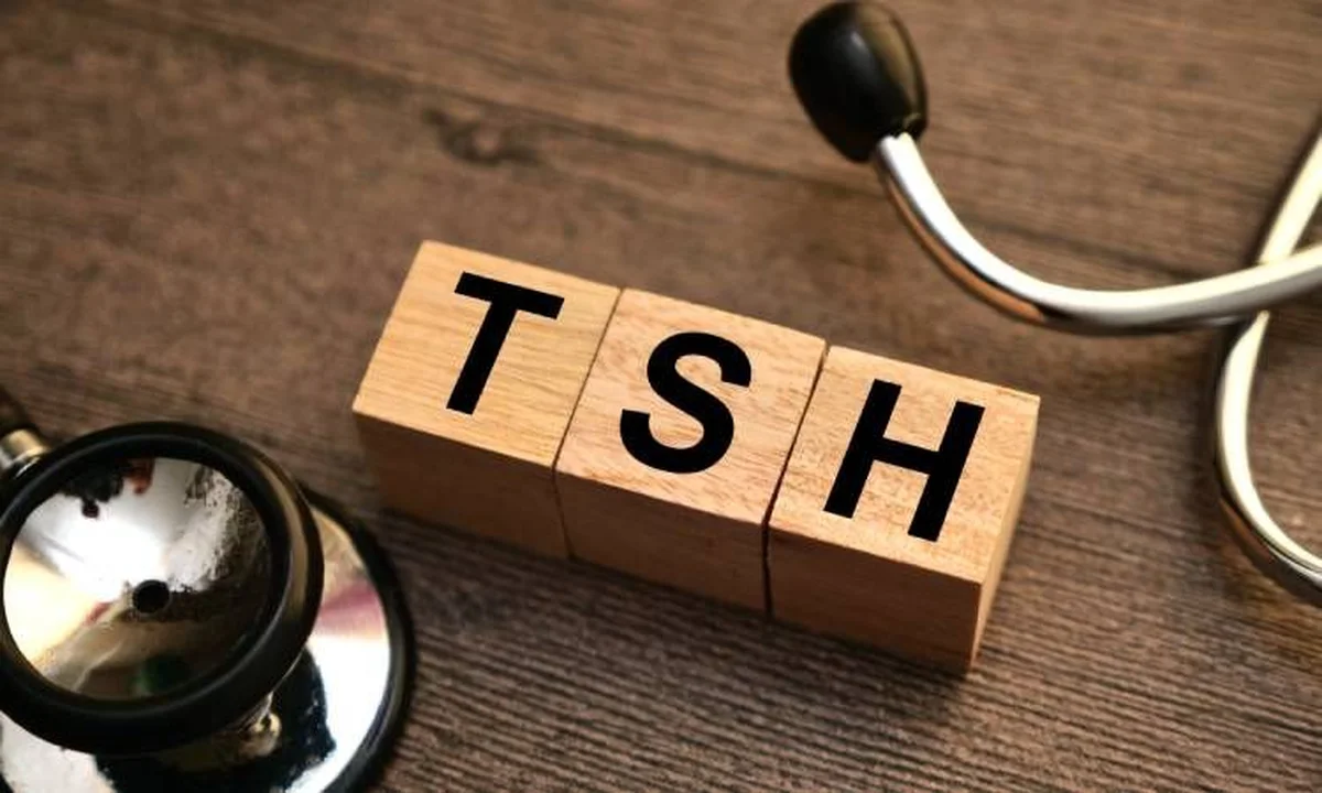 TSH (badanie tarczycy) - normy, przyczyny i objawy za niskiego i za ...